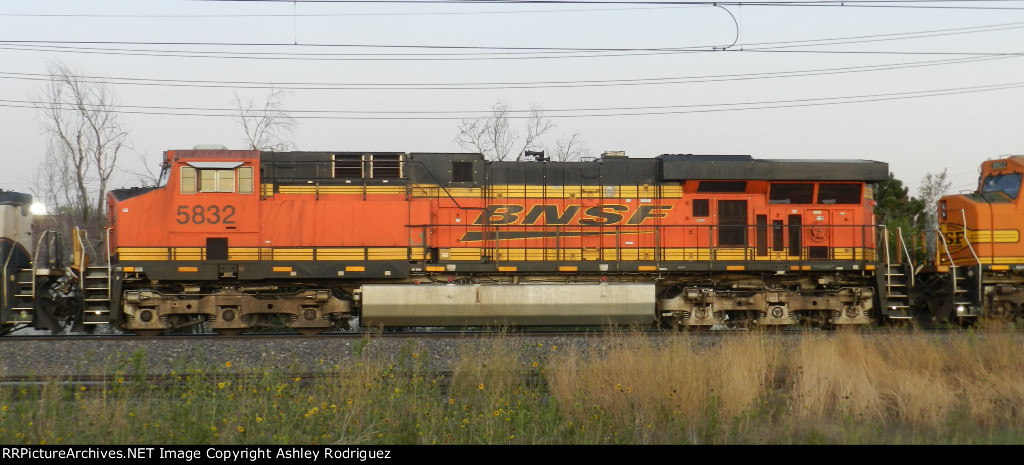 BNSF 5832
